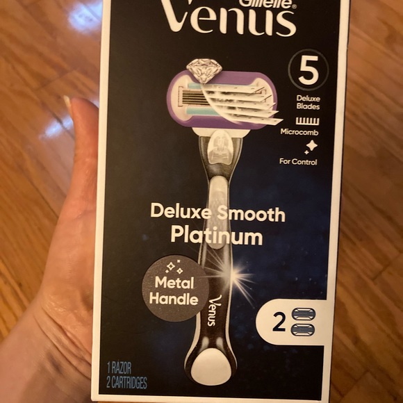 Accessories | Nwt Gillette Venus Deluxe Smooth Platinum Metal Handle ...
